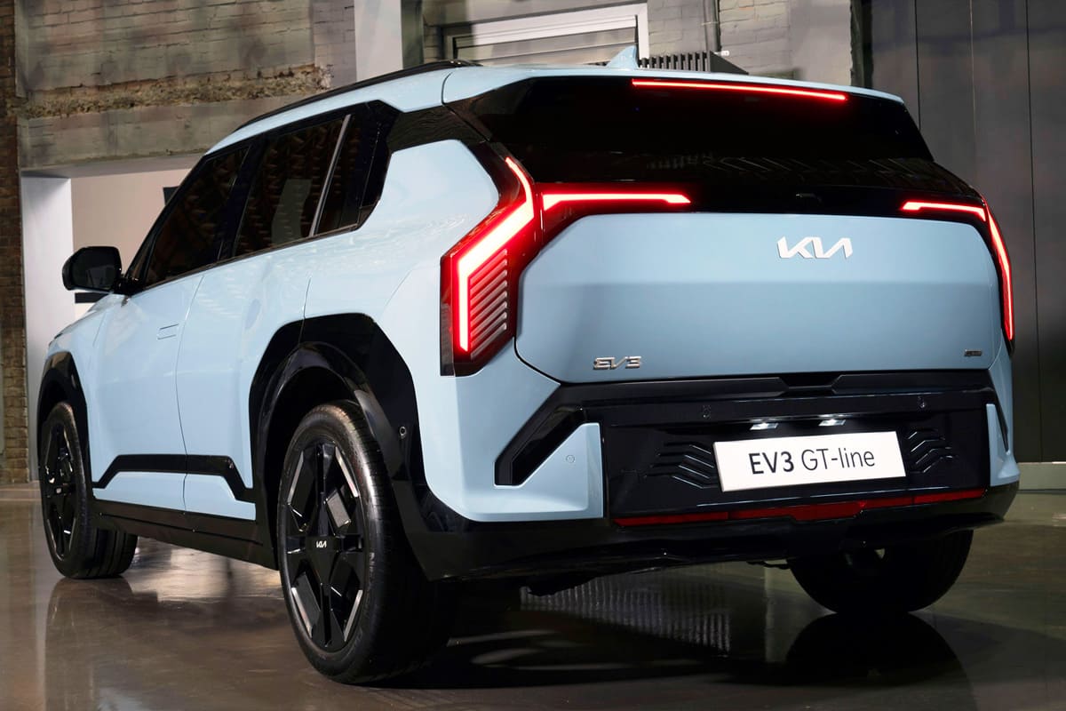 기아, 보급형 전기 SUV 'EV3' 세계 최초 공개...1회 충전 501km 주행