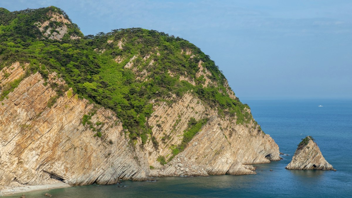 "유네스코가 연달아 인정한 이유 있네”… 1.6km 사구에 80m 절벽까지 공존하는 섬 명소